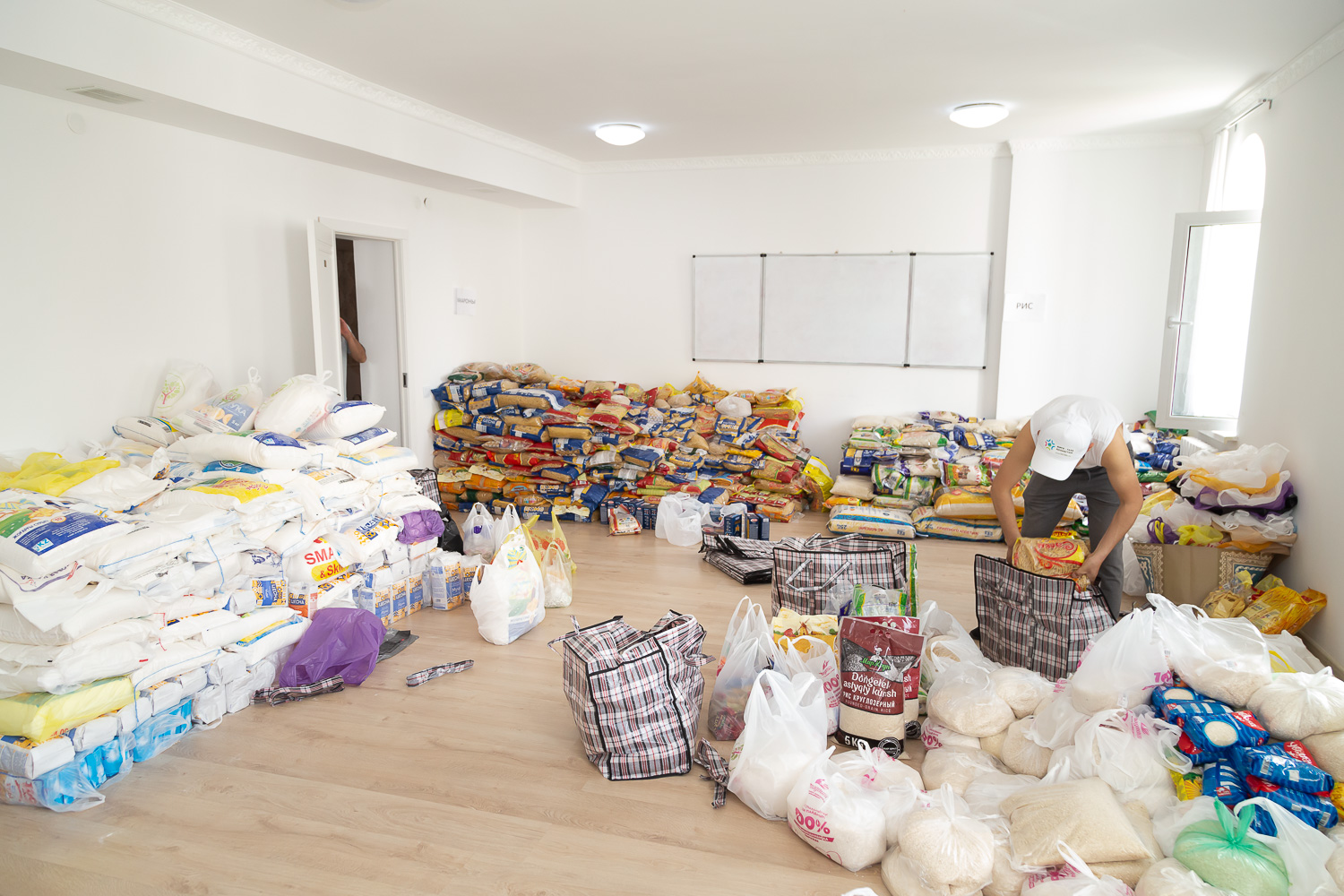 «Әбу Насыр әл-Фараби» мешіті: 300 отбасына азық-түлік үлестірді (фото) - Ummet.kz- Үмметпен бірге!